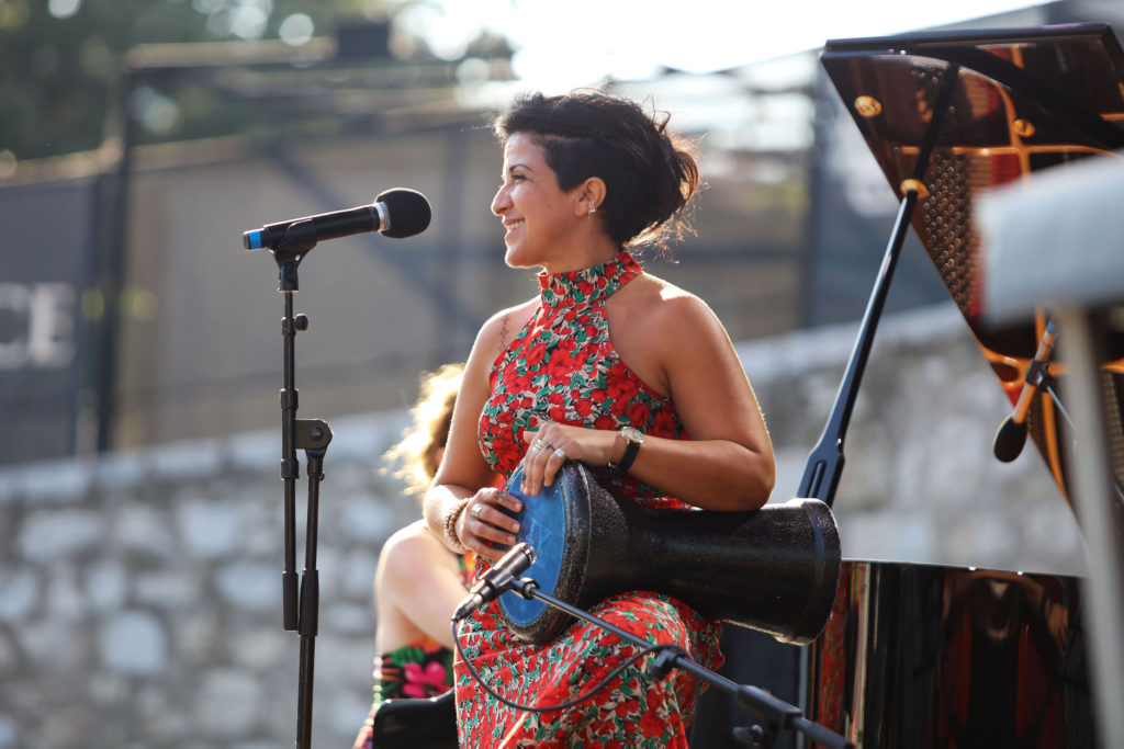 Syna Awel artiste franco berbère originaire de la Kabylie